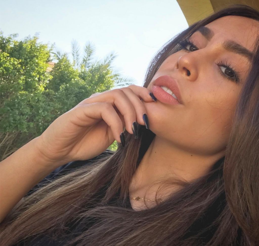Opvallende foto's gelekt van Sarah Salah, de nieuwe vriendin van André ...