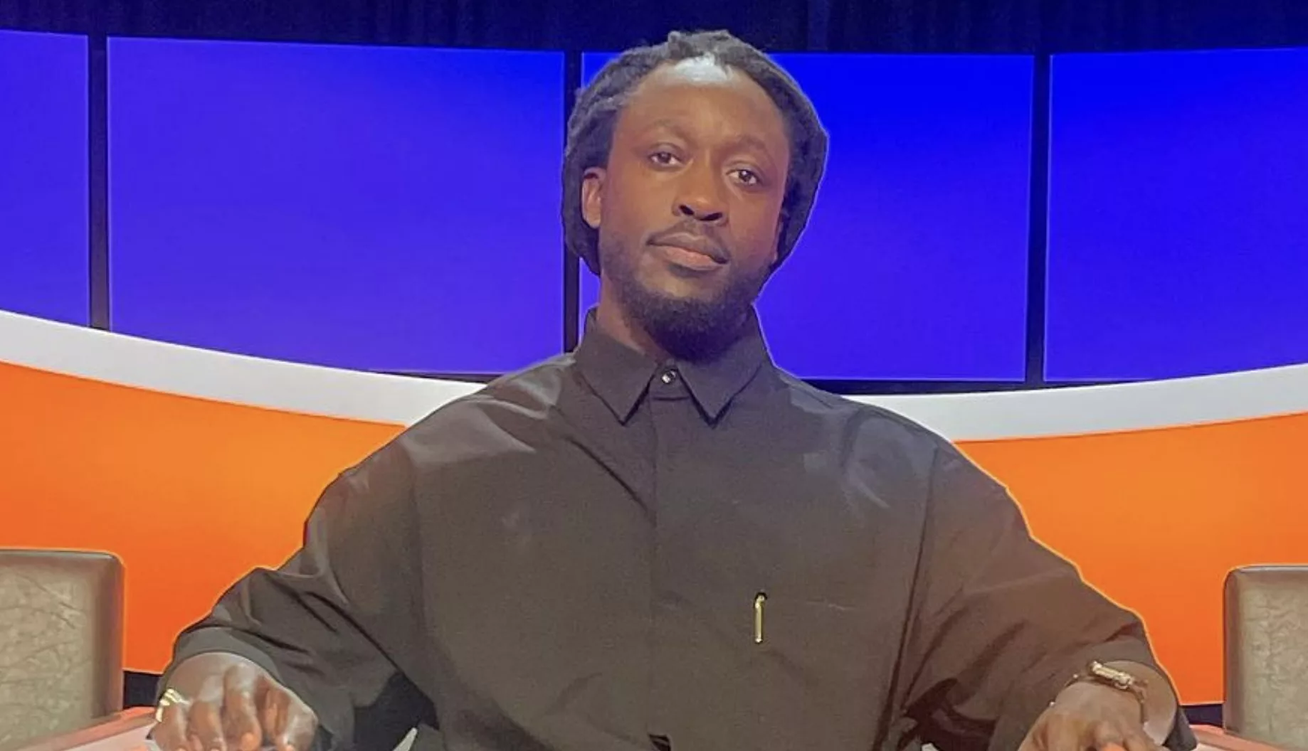 Akwasi is er hé-le-maal klaar mee en neemt voorgoed afscheid van X!