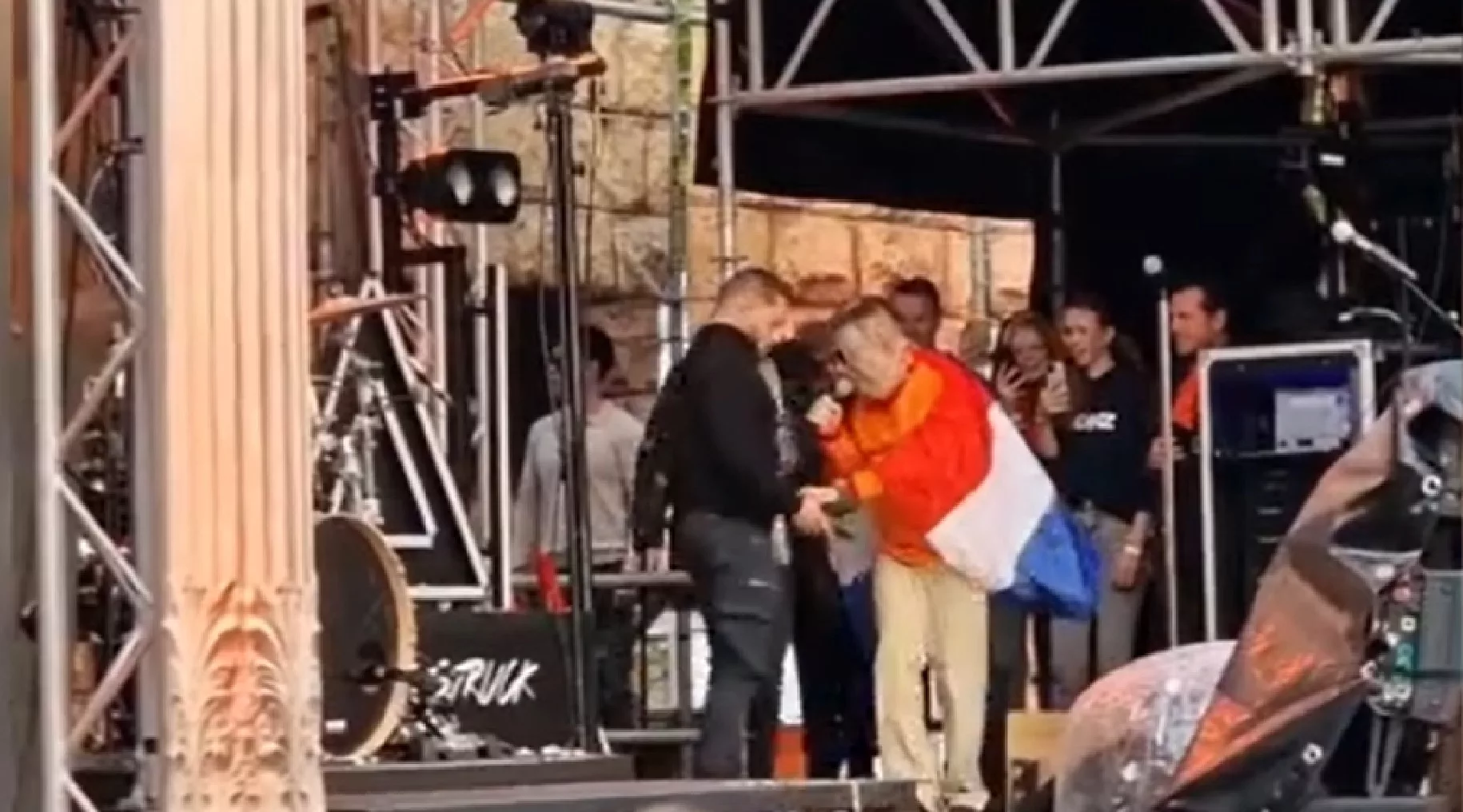 Video: Boer Harm blijkt tóch niet David Bouman want Bouman staat naast hem!