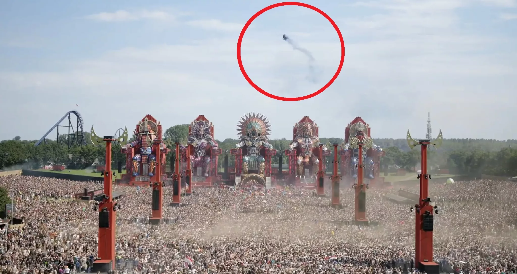 Helikopter op Defqon.1 doet mee met: 'LEFT, LEFT, LEFT, RIGHT, RIGHT ...