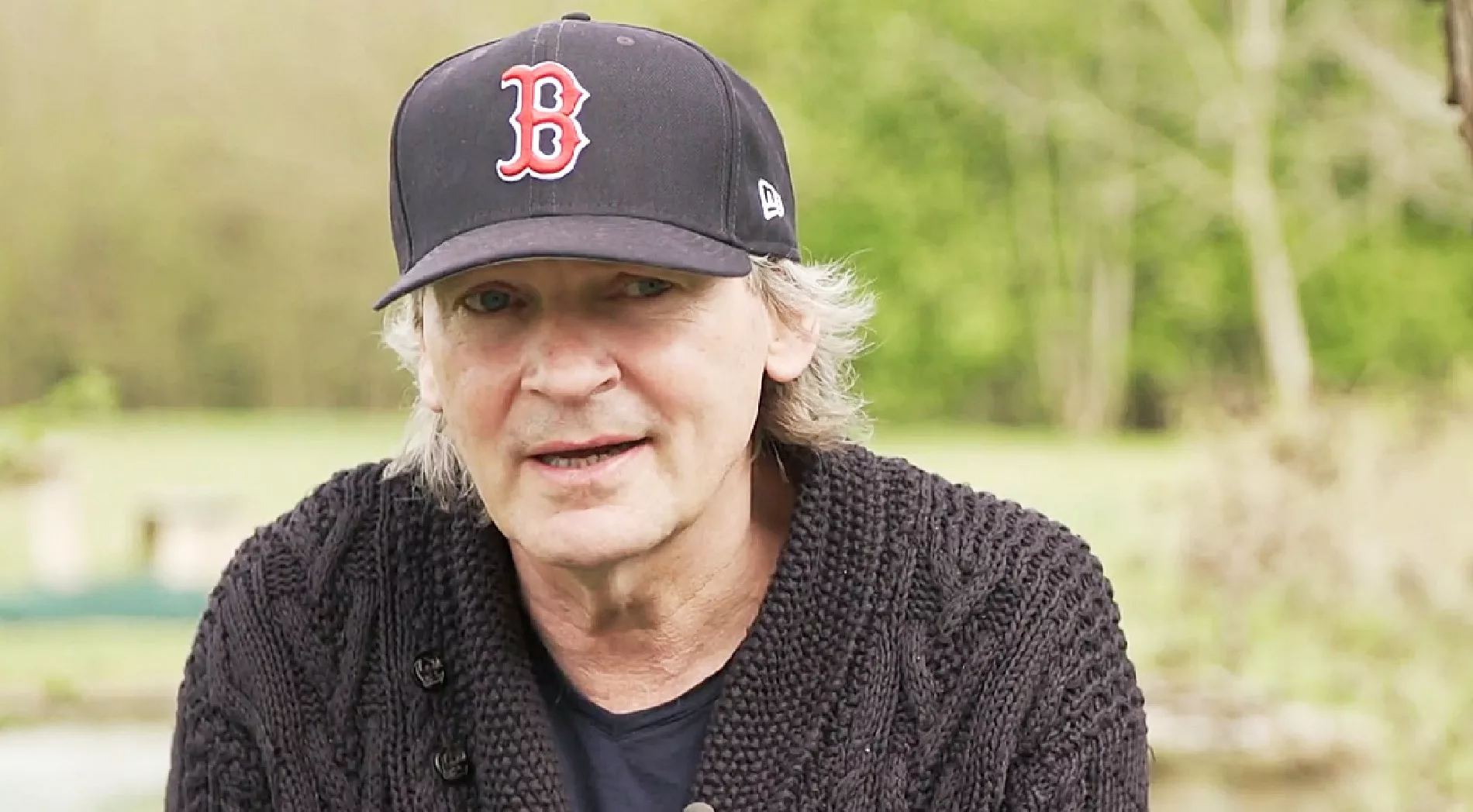 Omstanders compleet verbijsterd door wildplassende Matthijs van Nieuwkerk!