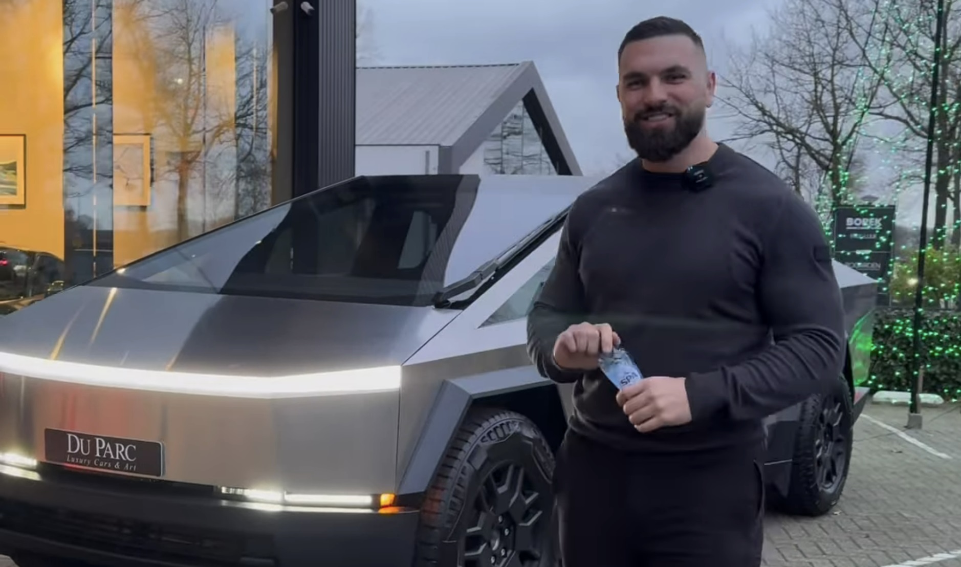 Rapper Kosso pronkt met nieuw Cybertruck maar blijkt de dealer nooit te ...