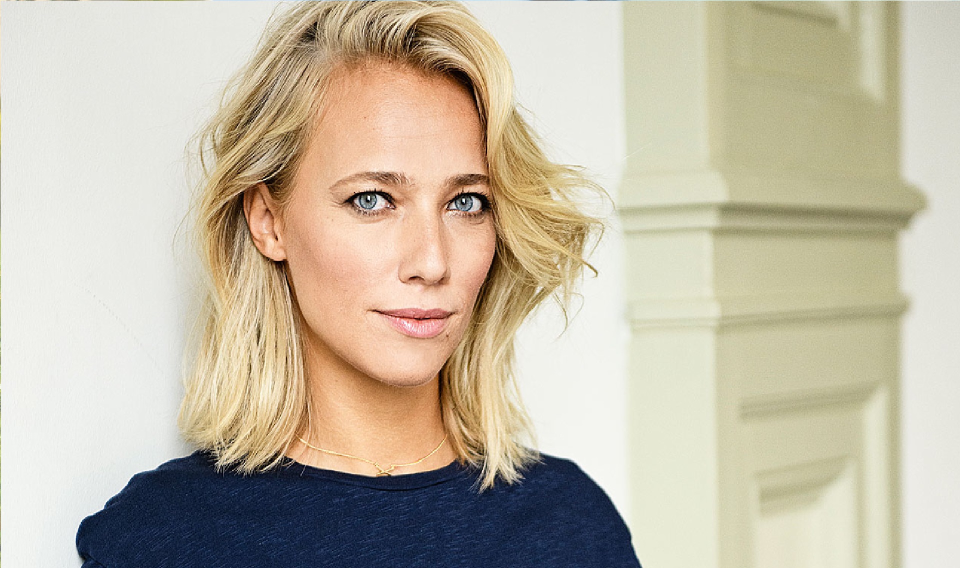 Jennifer Hoffman geeft wel héél veel prijs met luchtig jurkje tijdens ...