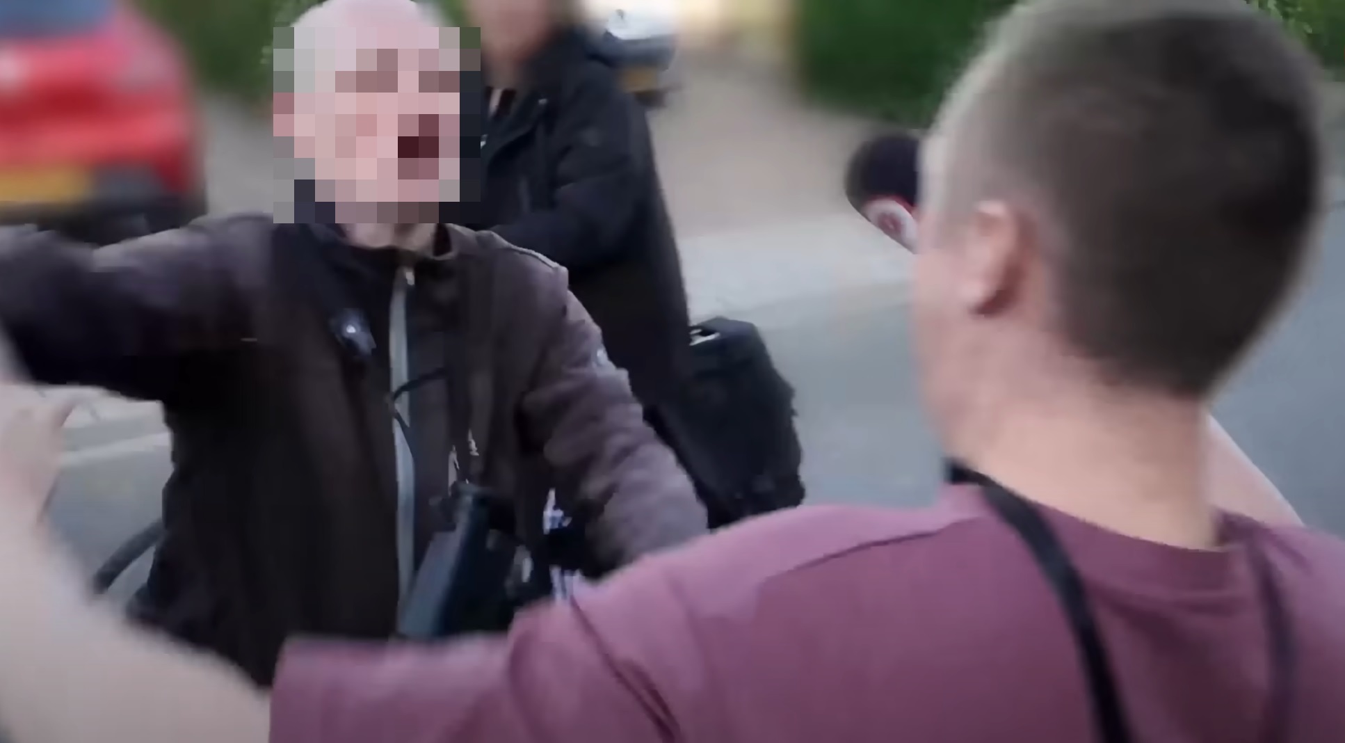 Moordenaar van Pim Fortuyn valt verslaggever aan op straat na vraag!