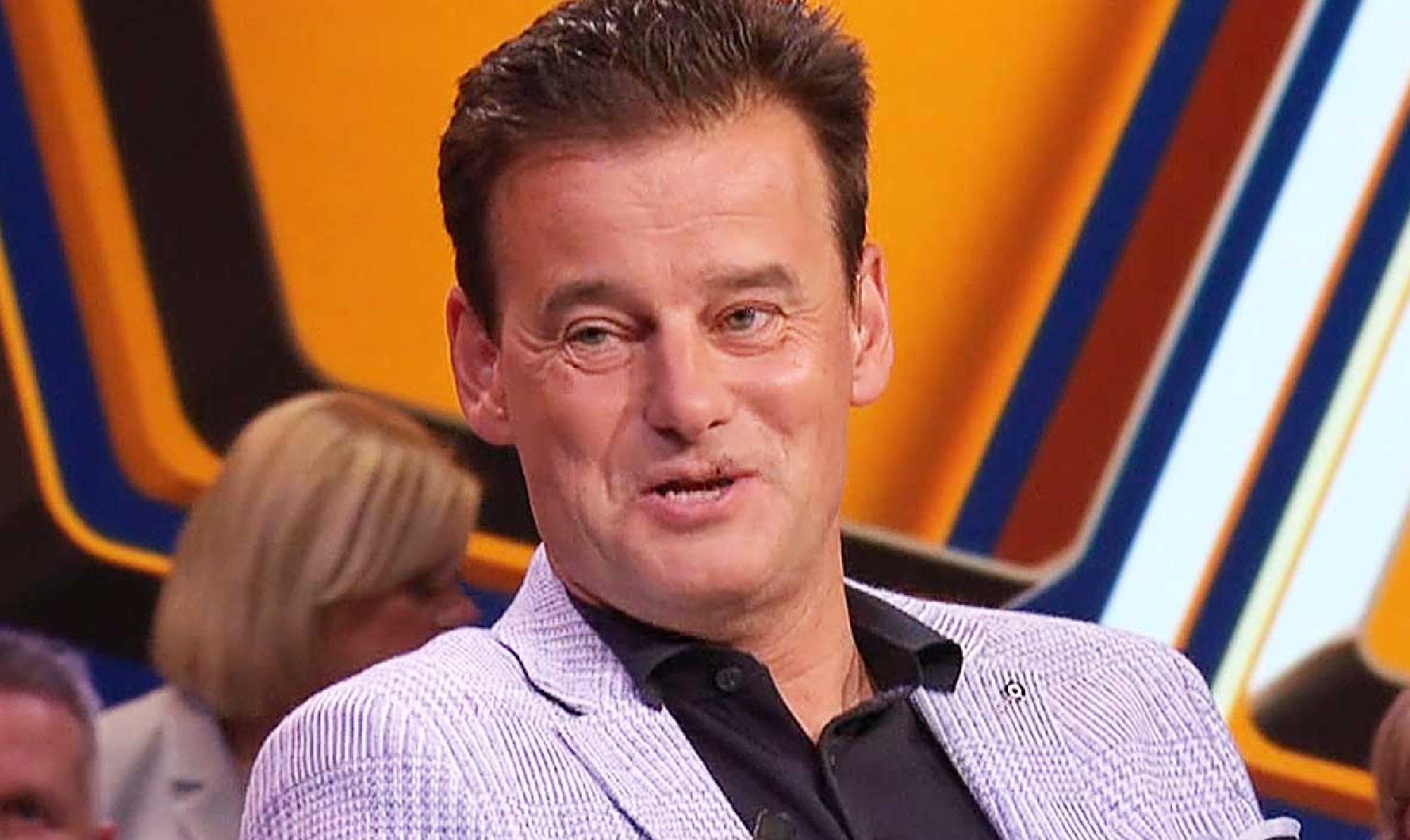 Wilfred Genee in totale paniek wanneer hij op de radio geconfronteerd ...