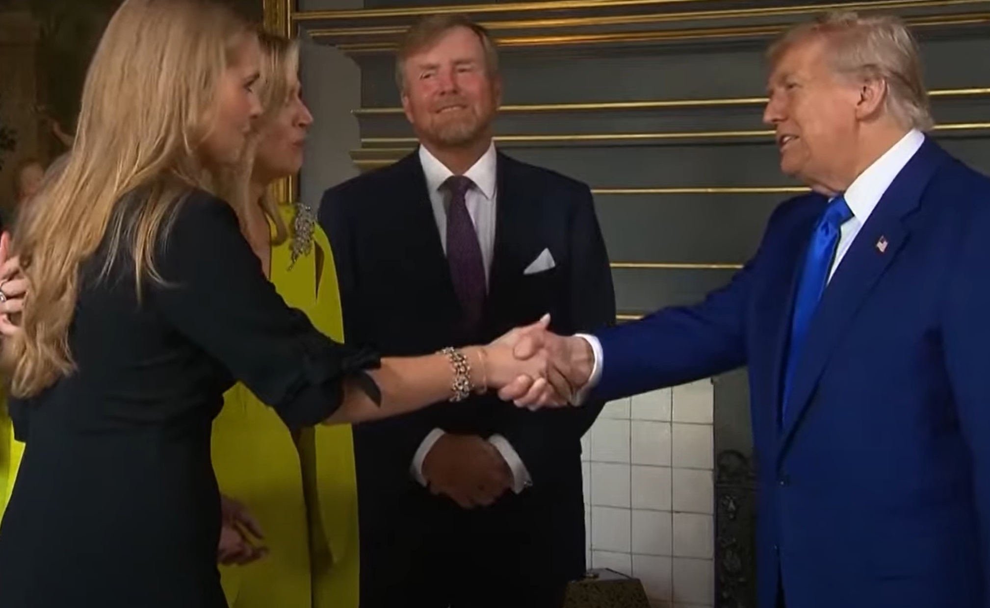 Wereldwijd ophef door foto van Donald Trump met Willem Alexander ...
