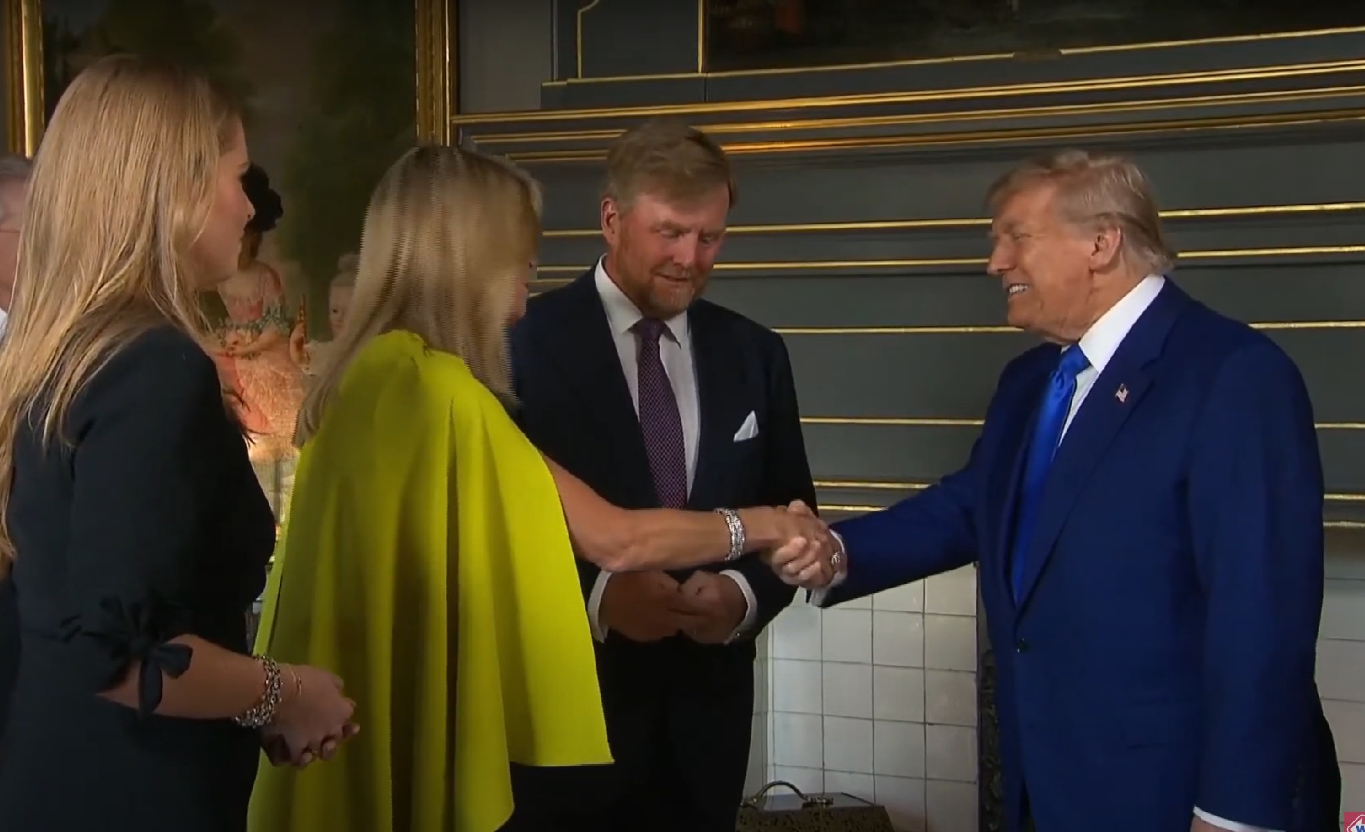 Koning Willem Alexander zichtbaar niet blij met Donald Trump die zijn ...