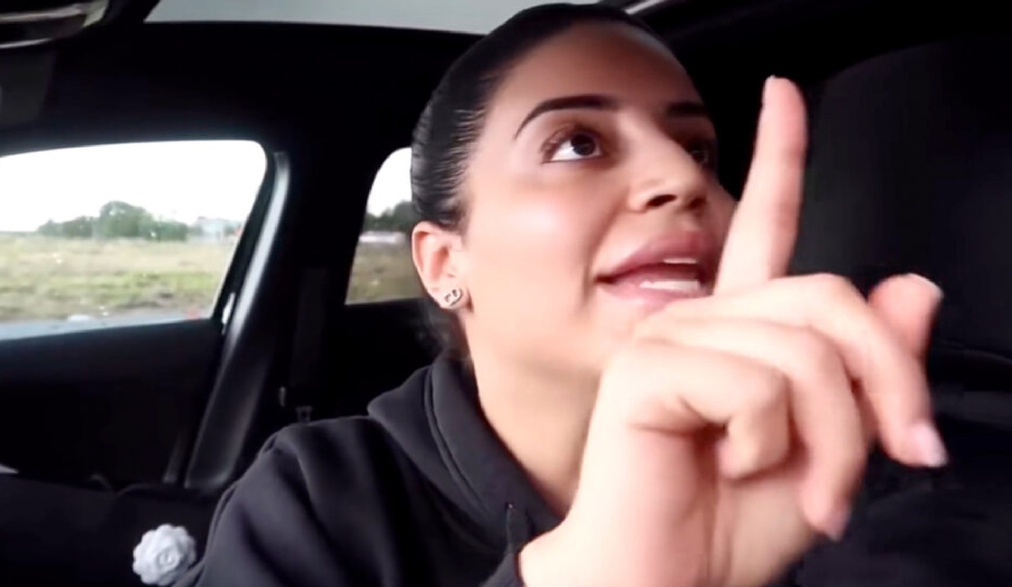 Selma Omari klapt achterop auto maar wil eerst even filmpje maken voor ...