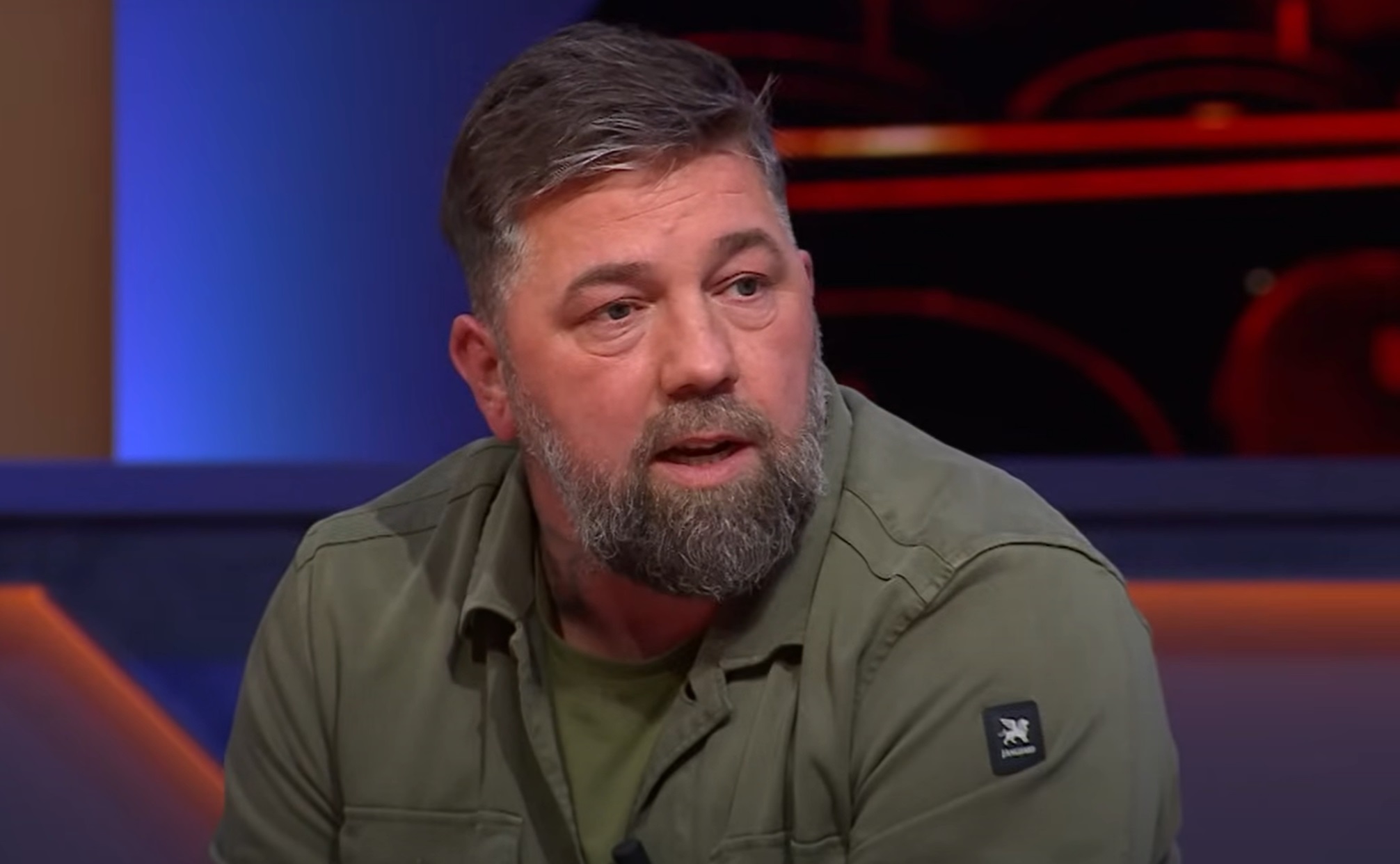 Foto's: Theo Janssen op heterdaad betrapt met broek op enkels en jonge blondine in kleedkamertje!