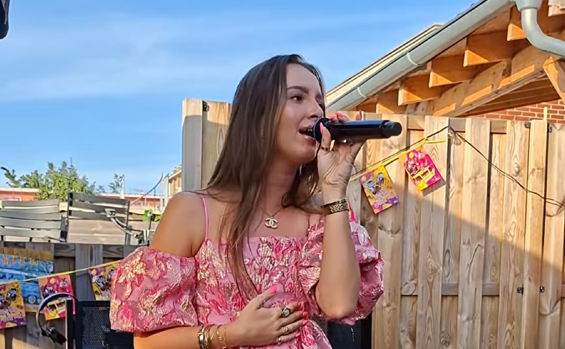Live-optreden van Jada Borsato gaat viraal, en niet omdat het zo goed is...