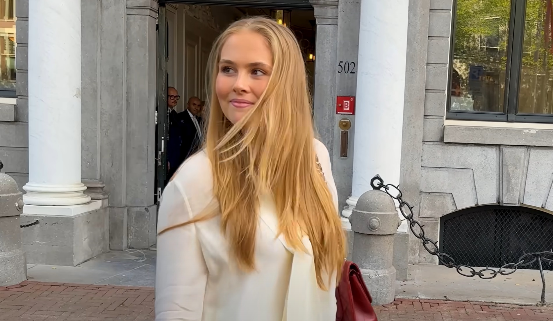 Prinses Amalia draagt op Oktoberfest speldje met nogal pikante tekst!