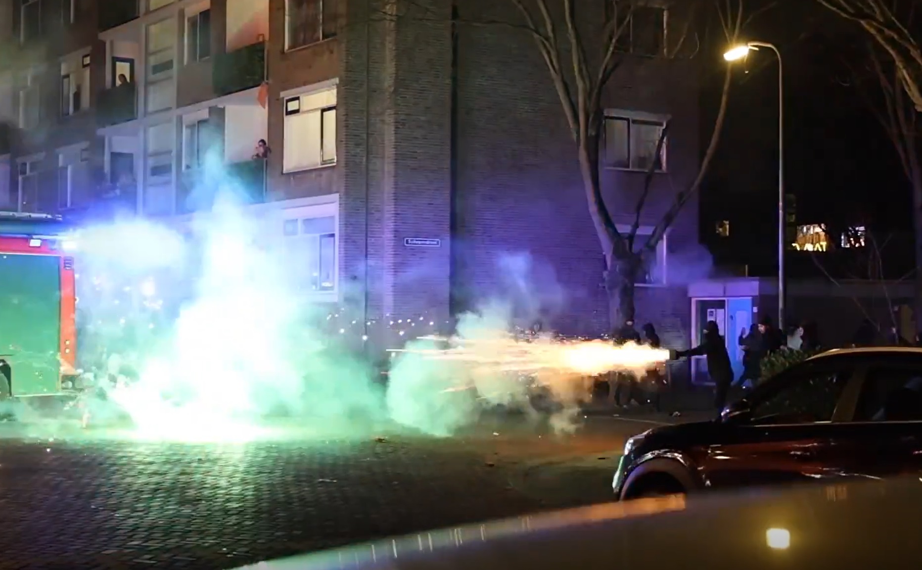 Brandweer in Den Haag massaal beschoten met vuurwerk tijdens blussen ...